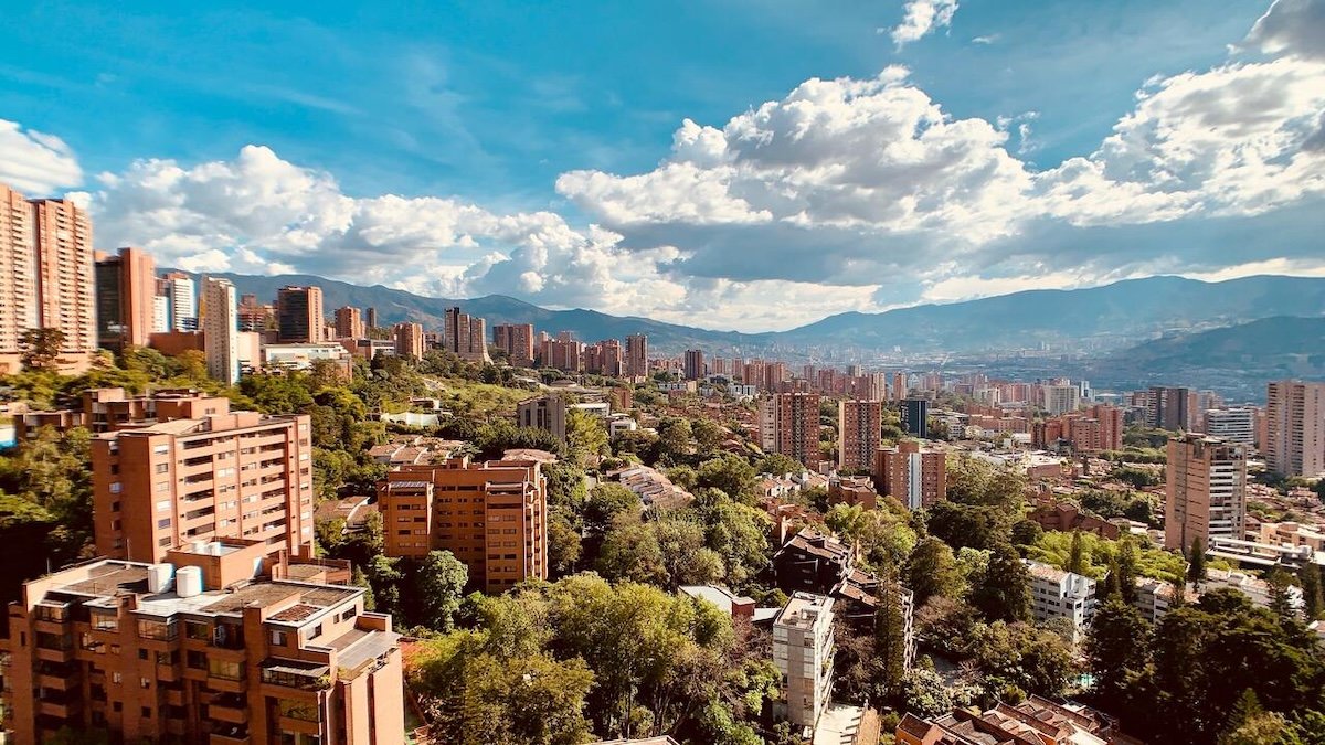 Dónde alojarse en El Poblado, Medellín: mejores zonas 2025